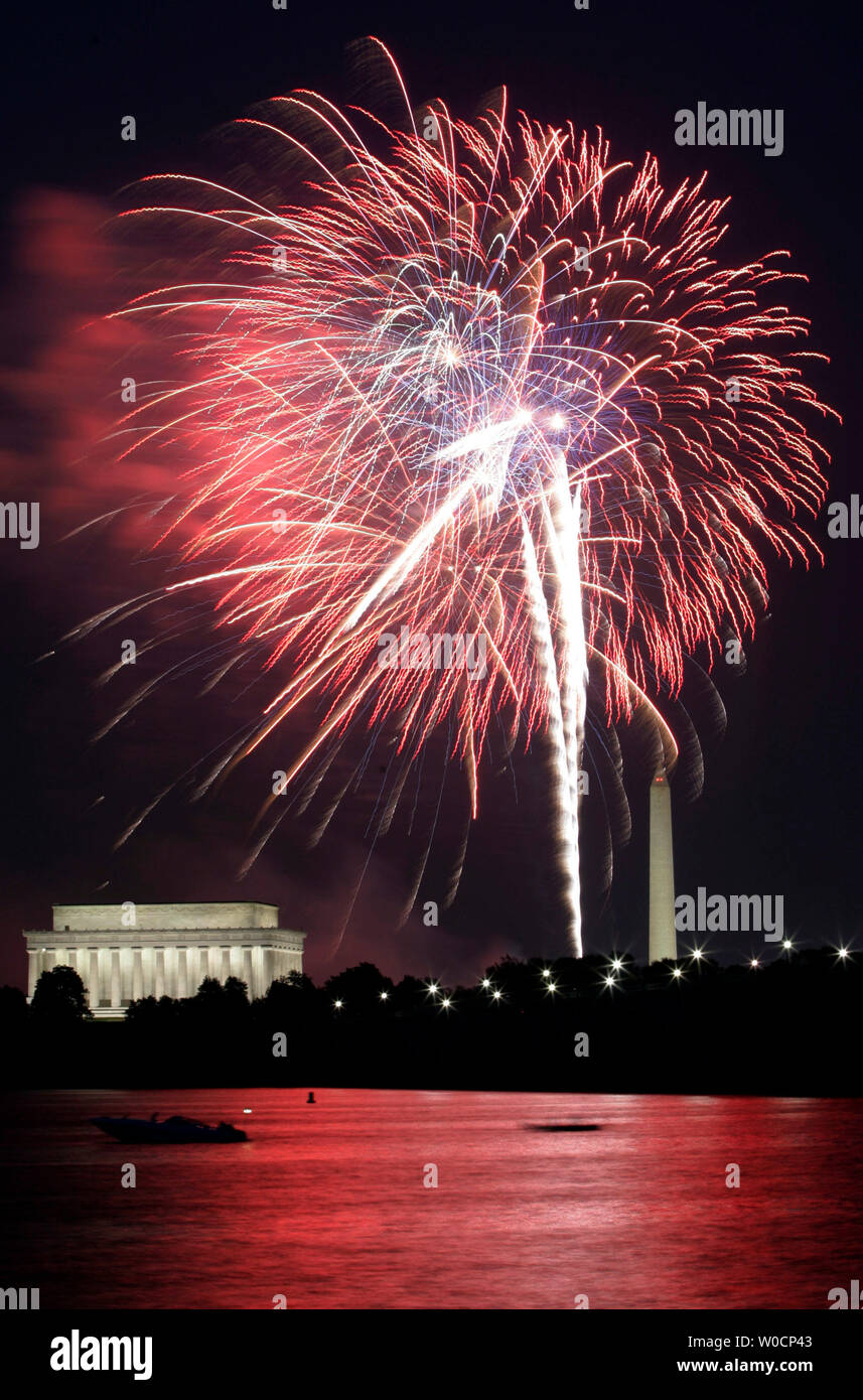 Fireworks explode over the National Mall as part of Independence Day ...