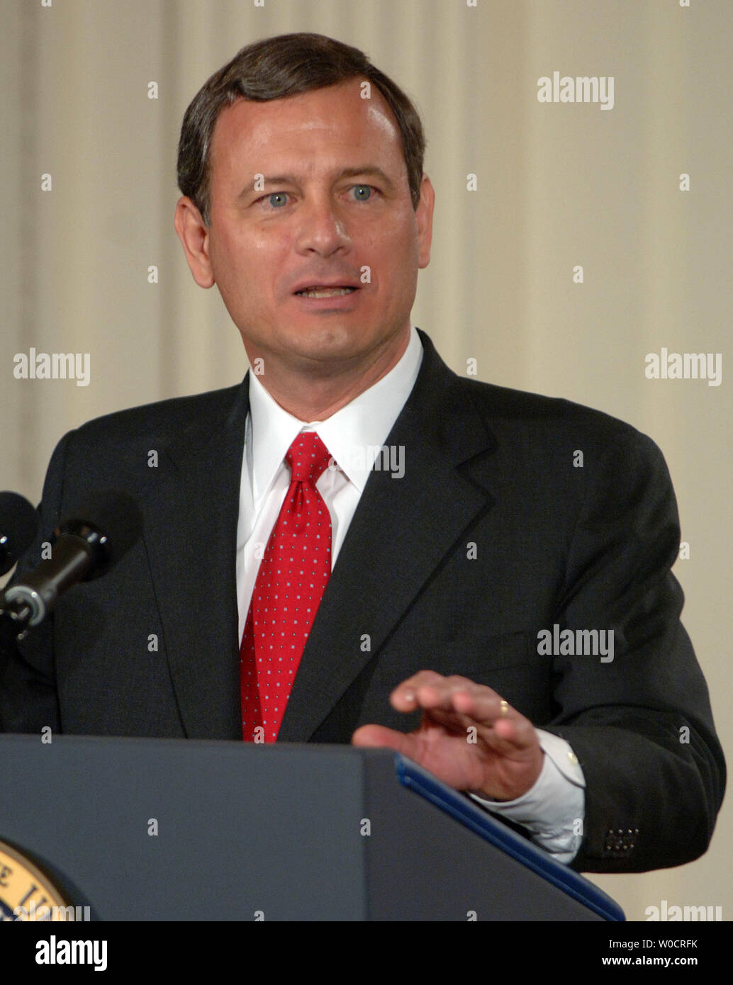 Judge John Roberts speaks after being sworn in as the 17th Chief ...