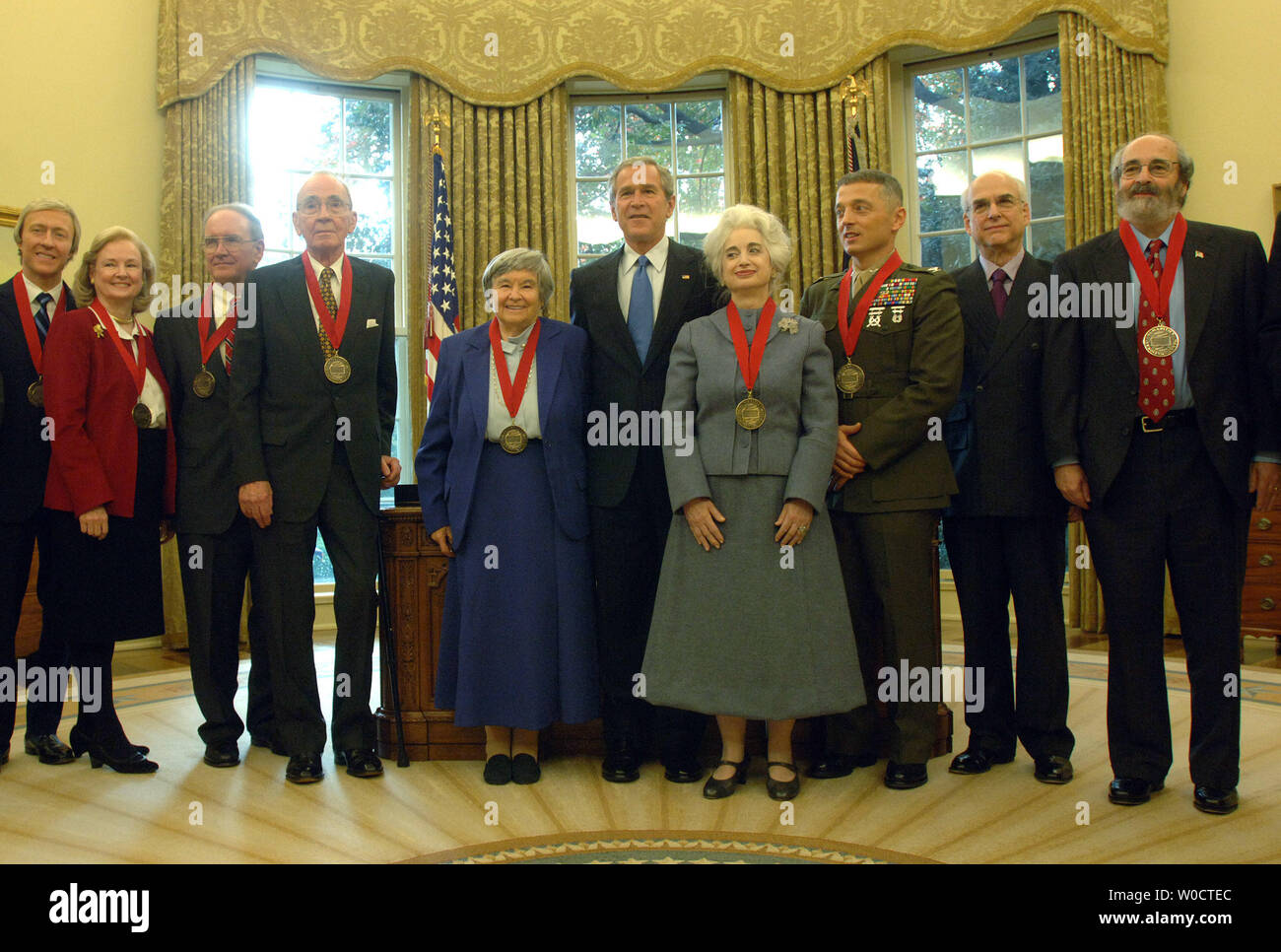 George bush 2005 office hi-res stock photography and images - Alamy