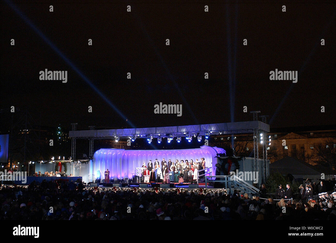 Performers entertain the crowd during the 2005 Pageant of Peace and ...