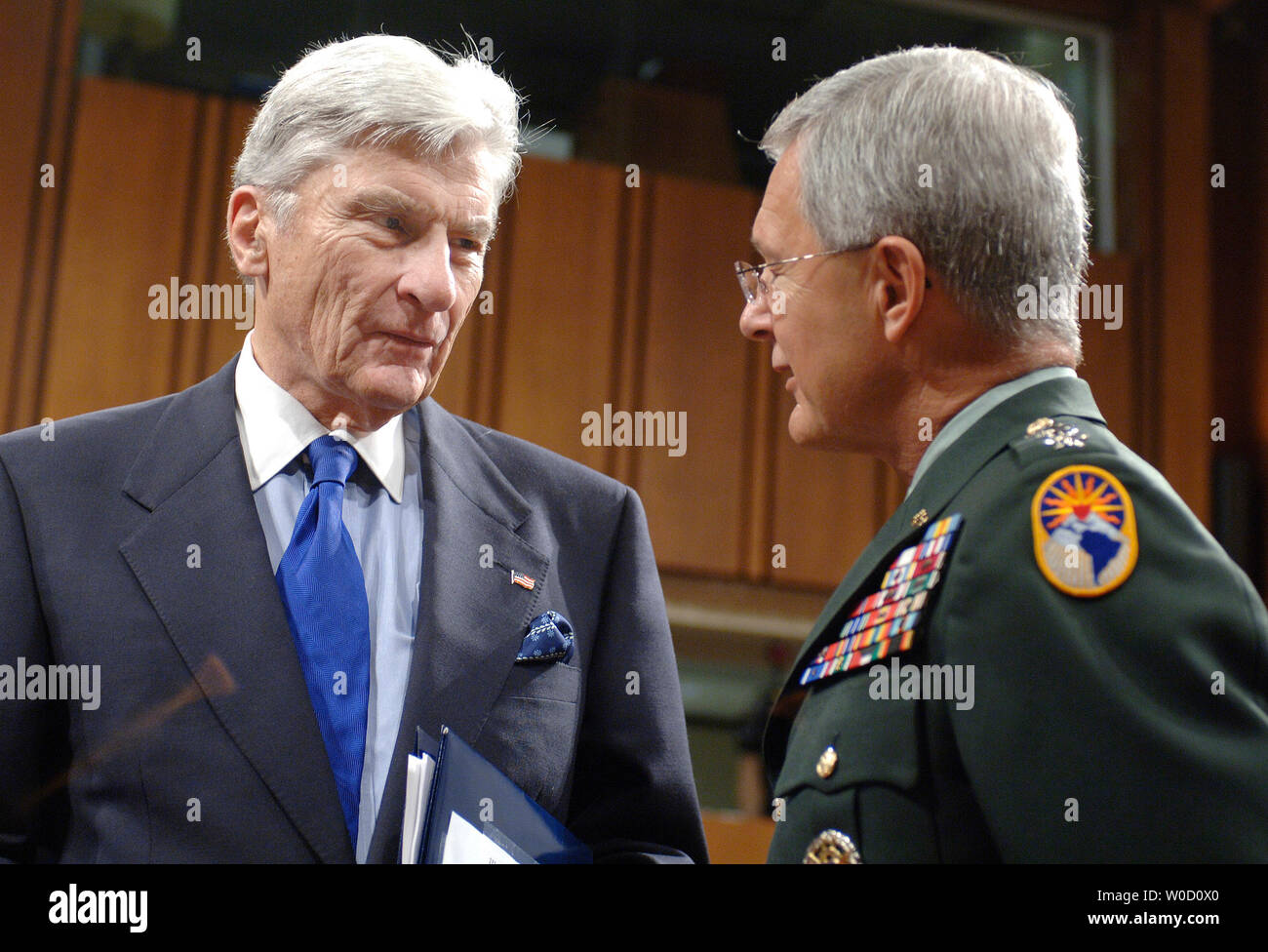 Army General Bantz Craddock (R) talks to Sen. John Warrner (R-VA ...