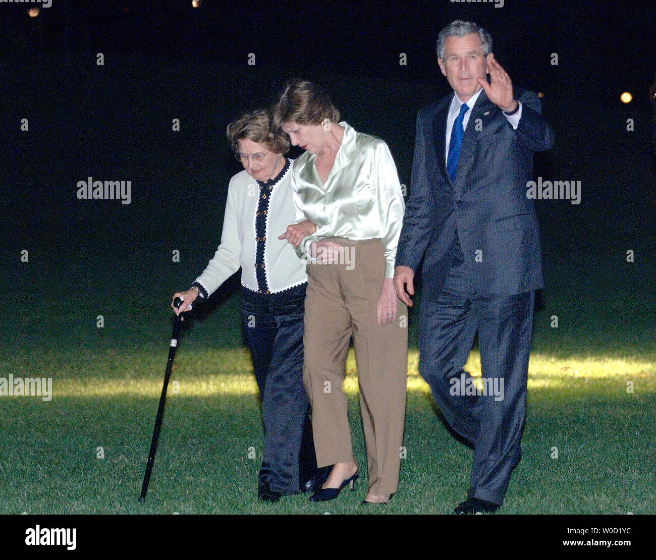 President George W. Bush (R) arrives on the South Lawn of the White ...