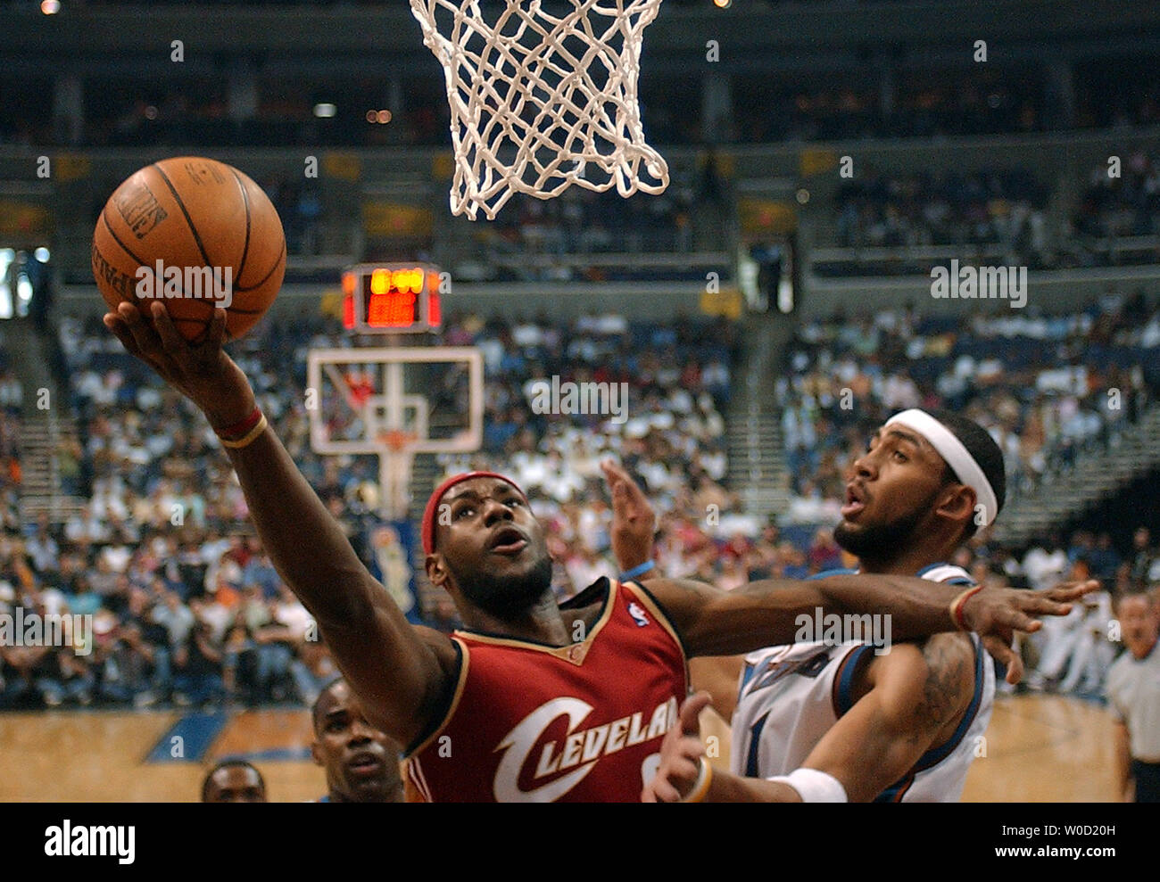Lebron james lay up hi-res stock photography and images - Alamy