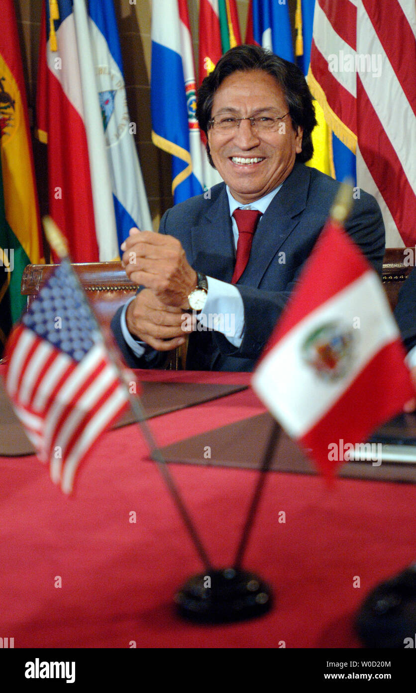 Peruvian flags hi-res stock photography and images - Alamy