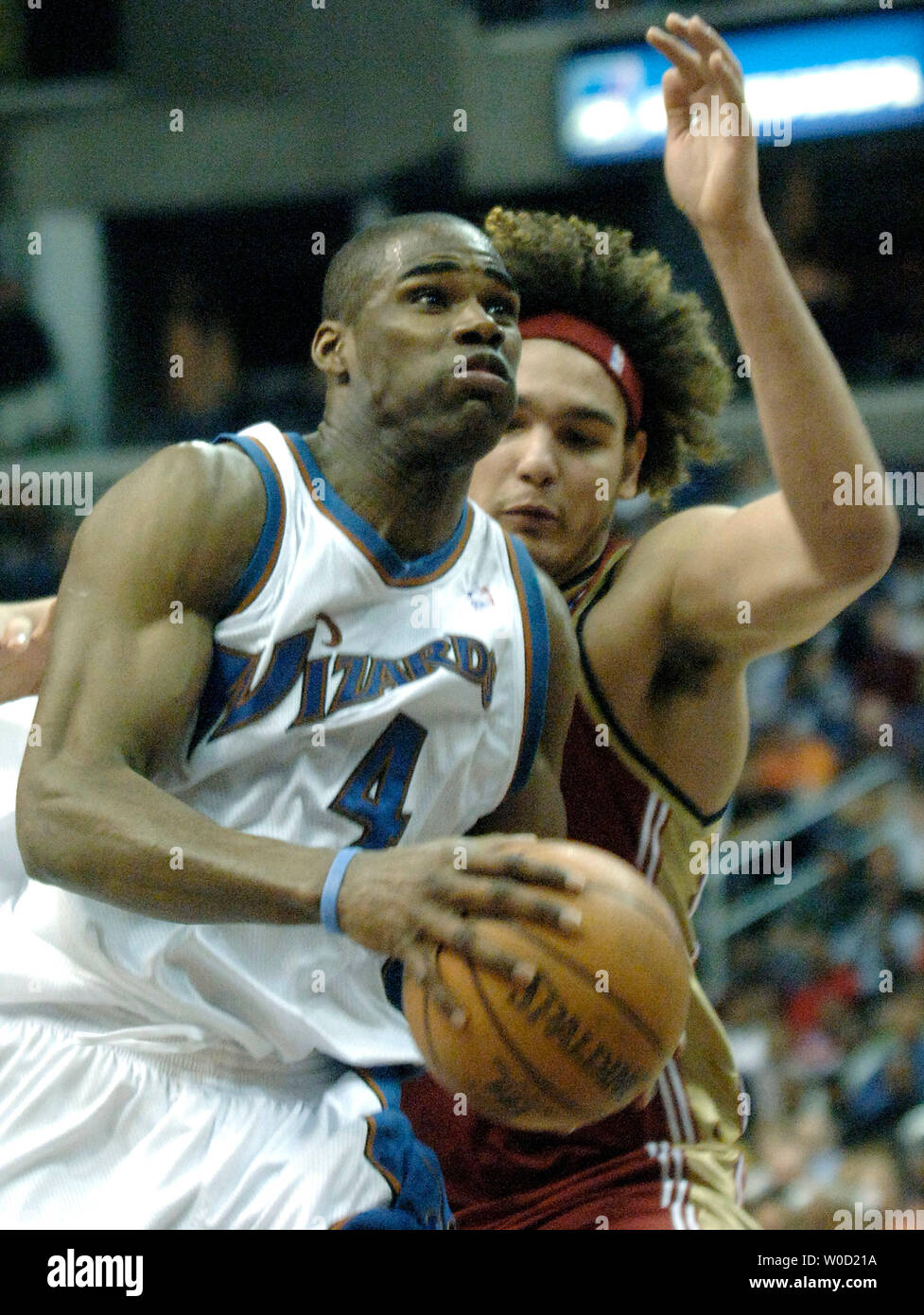 Washington Wizards Antawn Jamison (4) drives to the basket against ...