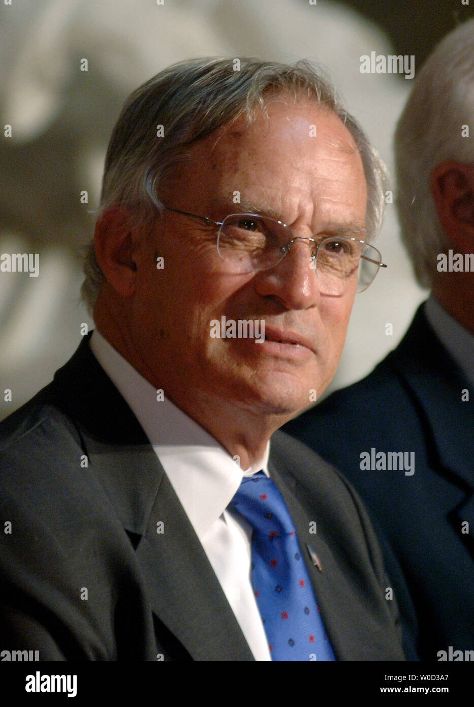 CIA Director Porter Goss waits to accept his Distinguished Service ...