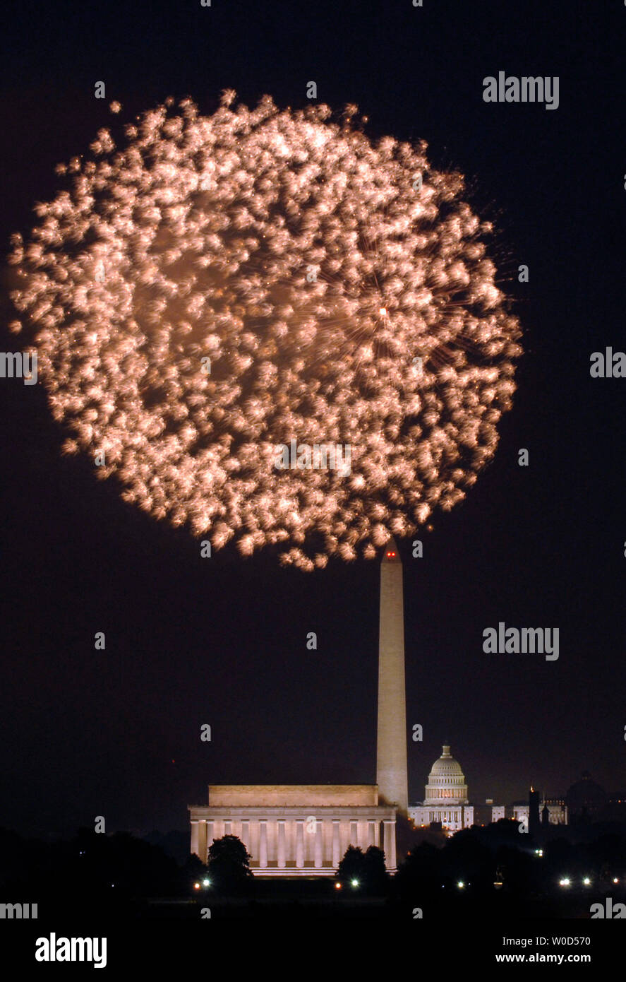 Fireworks explode over the nations capitol in honor of Independence day ...