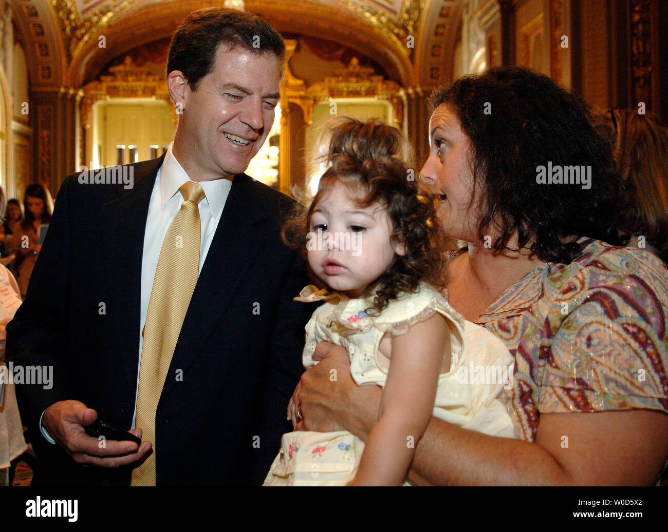 Sen. Sam Brownback (R-KS) meets with Cathy Pell and her daughter, Abby ...
