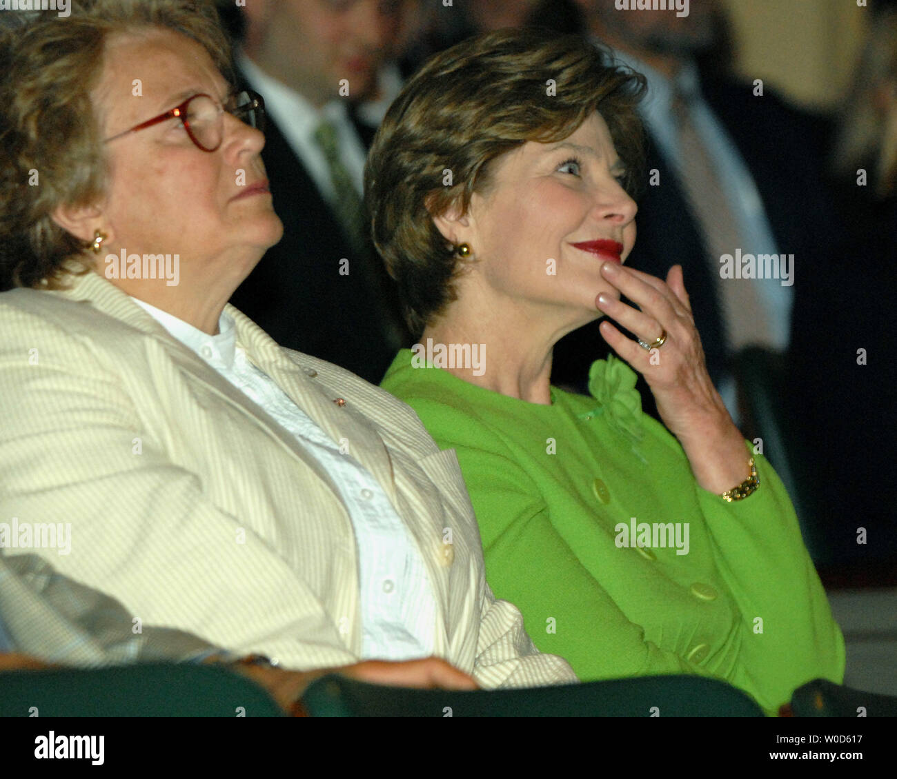 Laura bush reading hi-res stock photography and images - Alamy