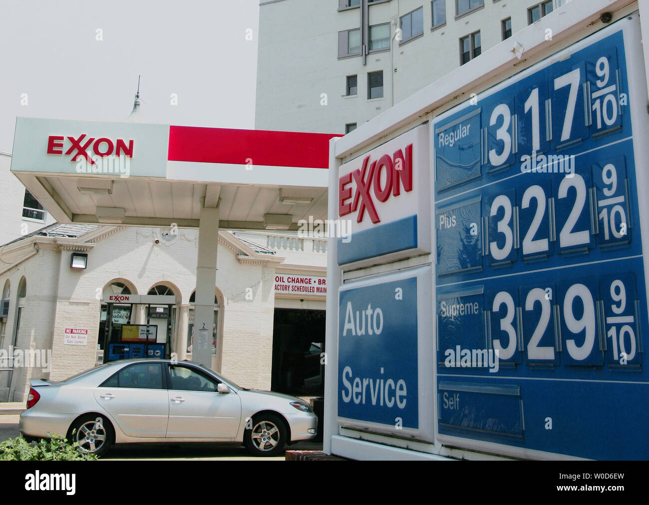 Mobil gas station prices hi-res stock photography and images - Alamy