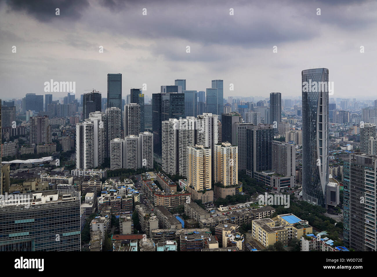 Bustling urban scenery and architecture hi-res stock photography and ...