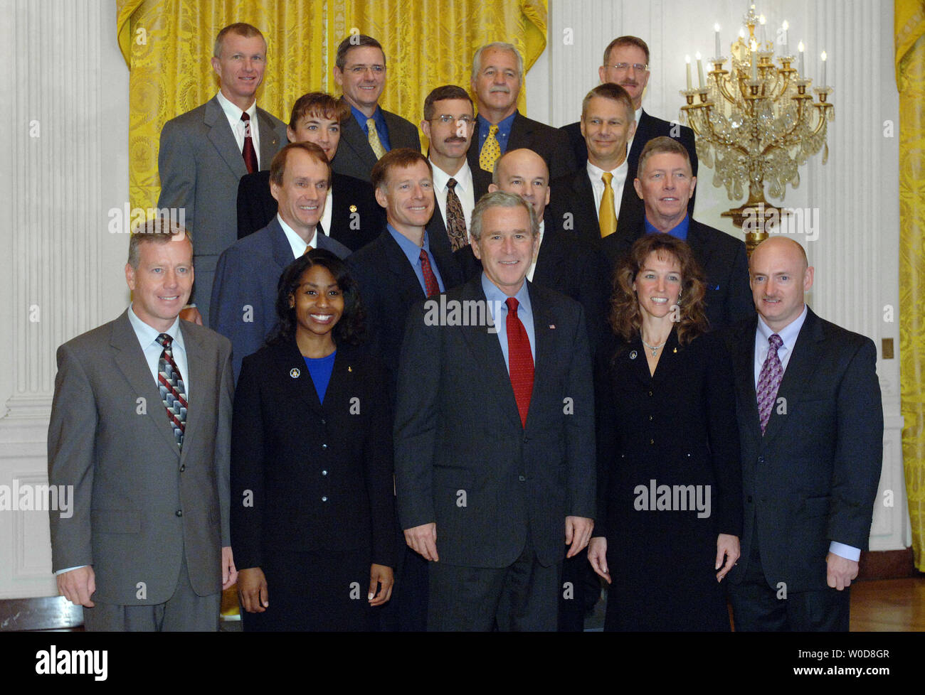U.S. President George W. Bush poses with Astronauts from Space Shuttle ...