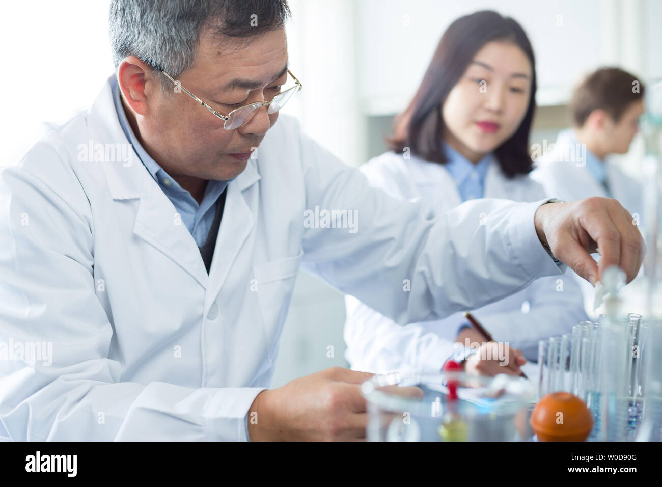 people doing chemical experiment in modern lab Stock Photo - Alamy