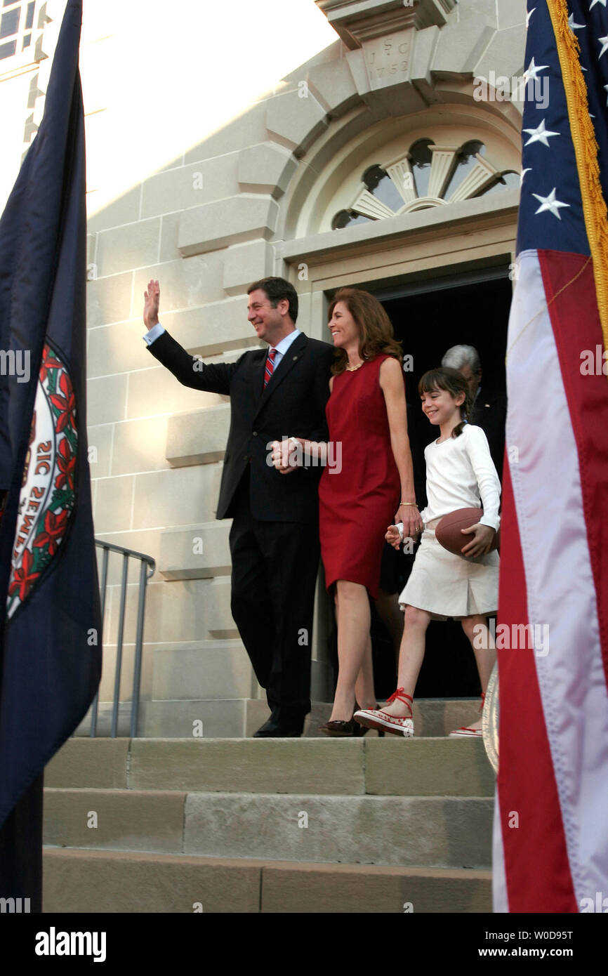 Sen. George Allen along with his wife Susan and daughter Brooke, walk ...