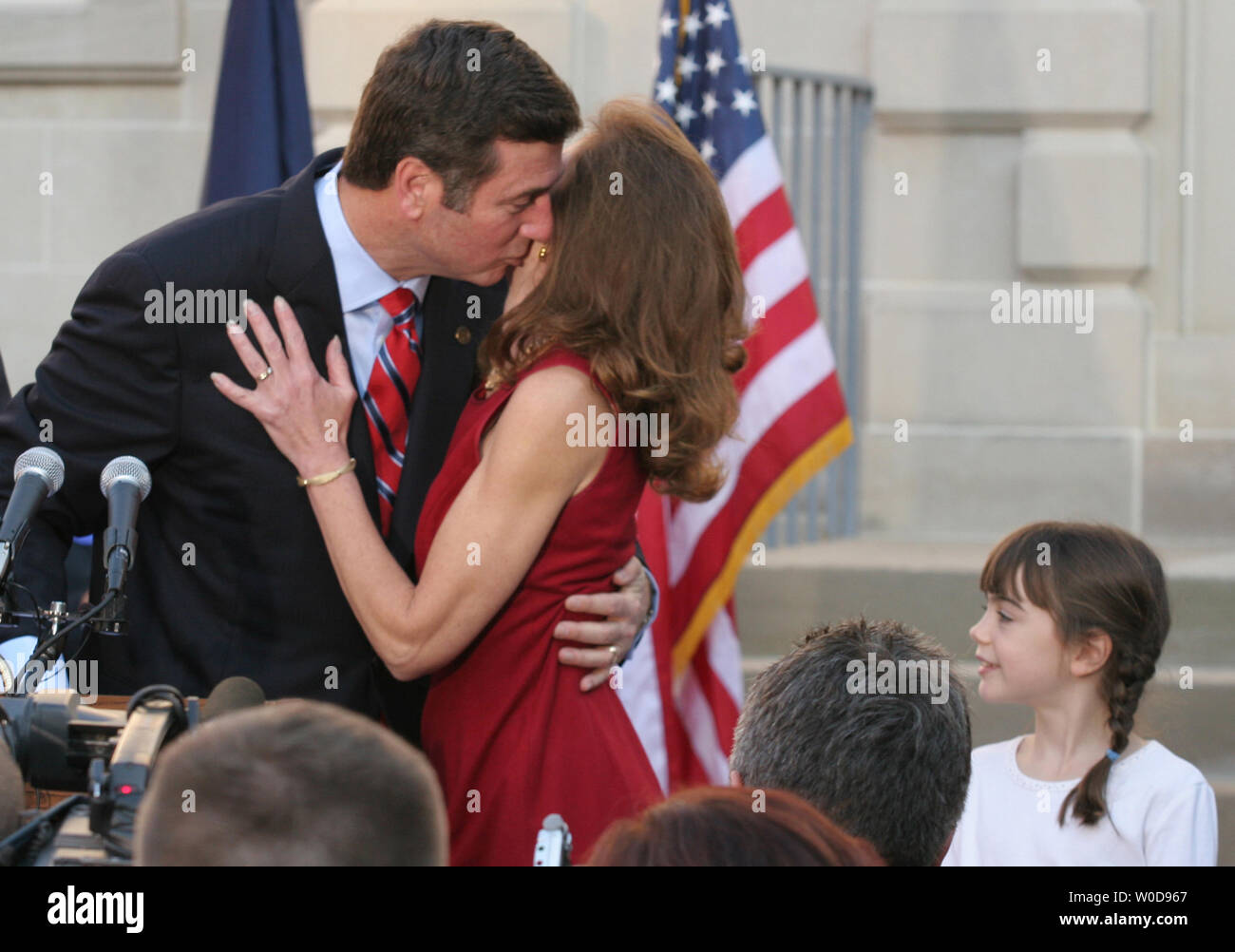 Sen. George Allen kisses his wife Susan, while their daughter Brooke ...