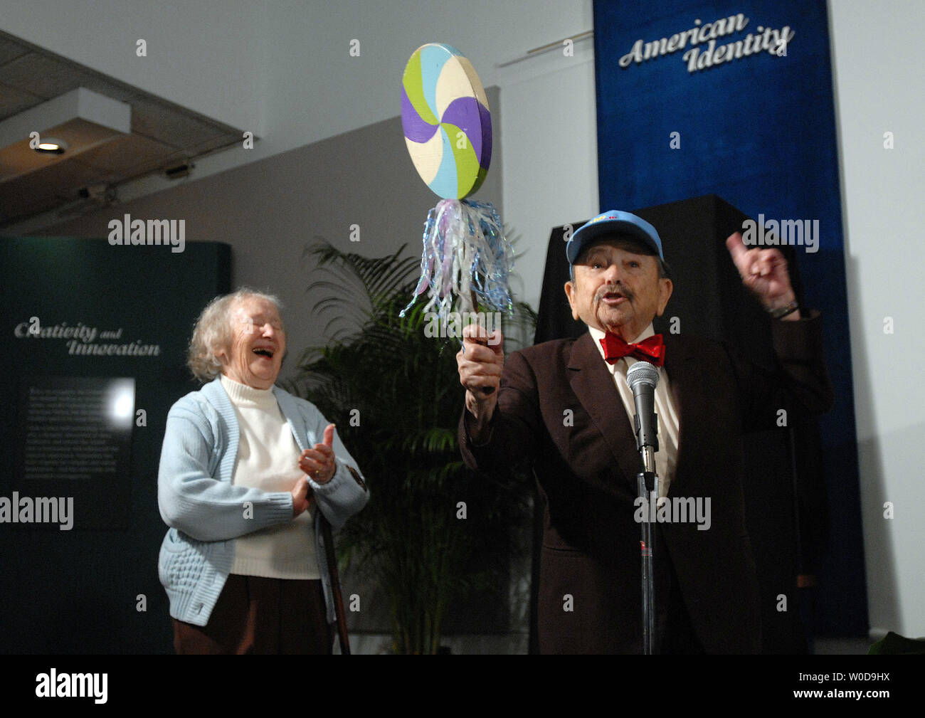 "The Wizard of Oz" Munchkin Ruth Duccini laughs as fellow Munchkin and ...