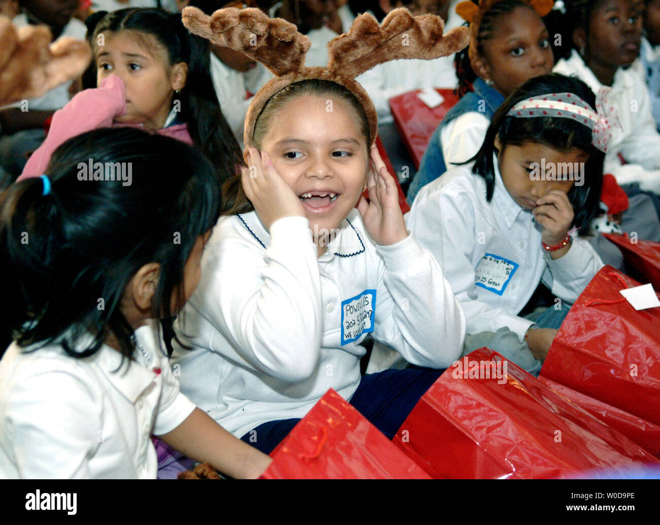 Children from Powell Elementary School open up their gift bags at the ...