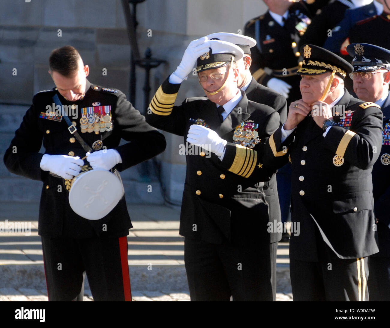 The Chairman of the Joint Chiefs of Staff Gen. Peter Pace (L), Vice ...