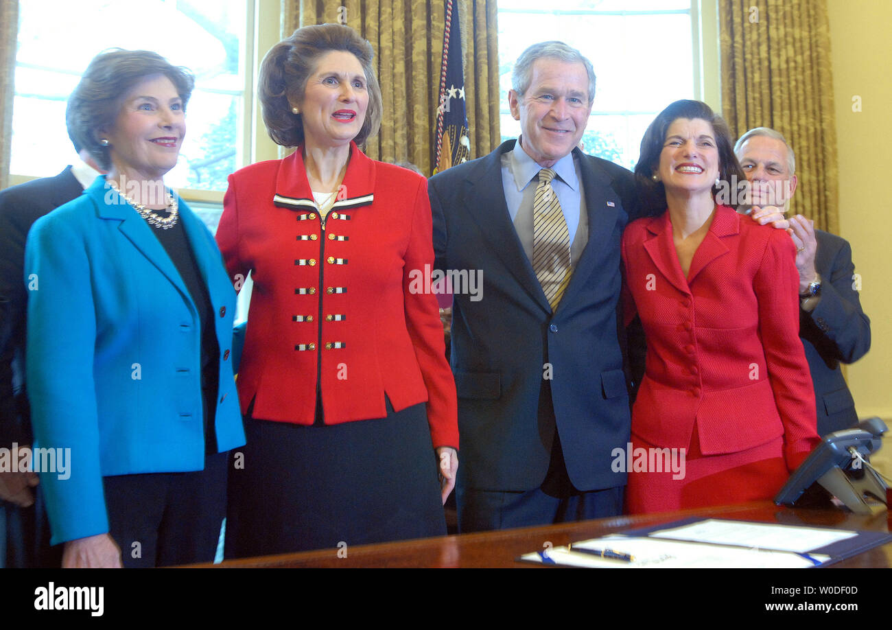 U.S. President George W. Bush and First Lady Laura Bush greet Lynda ...
