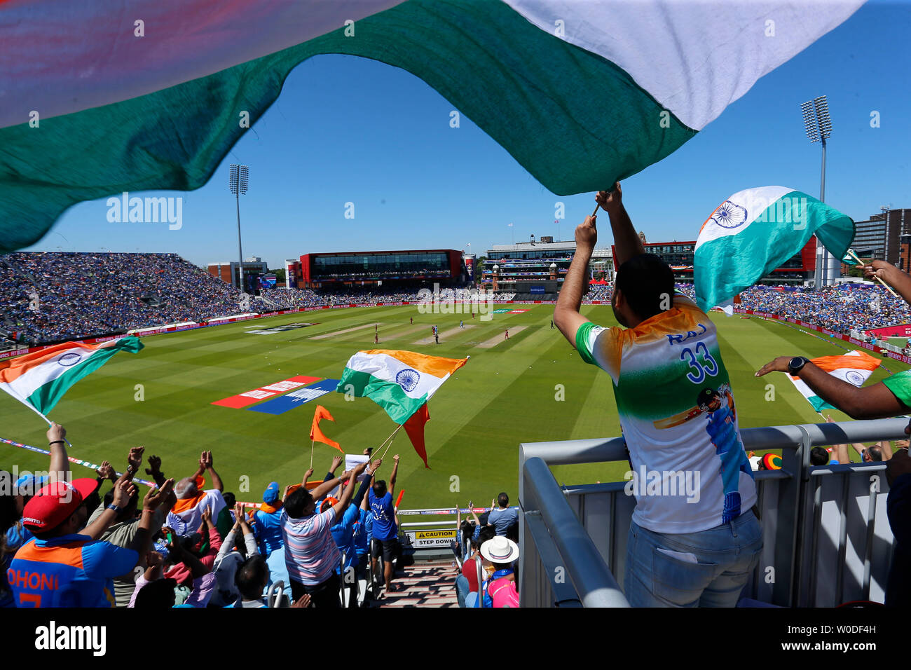 Old trafford fans cheer hi-res stock photography and images - Alamy