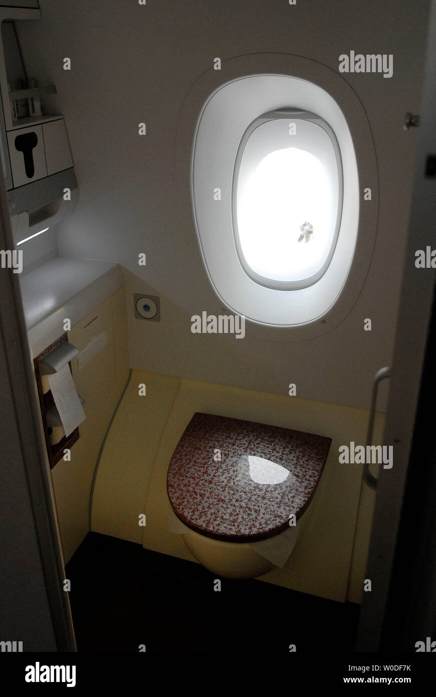 Lavatory aircraft hi-res stock photography and images - Alamy