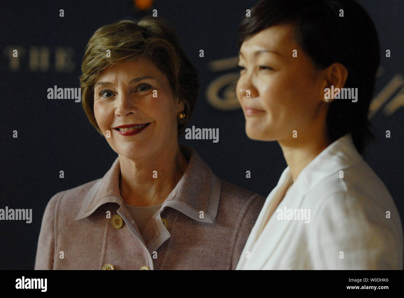 First Lady Laura Bush (L) and Japanese First Lady Akie Abe pose for ...