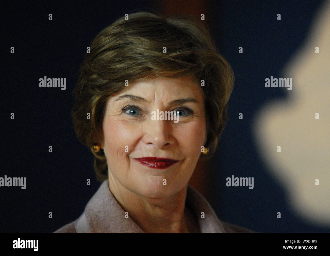 First Lady Laura Bush poses for photographs as she visits George ...