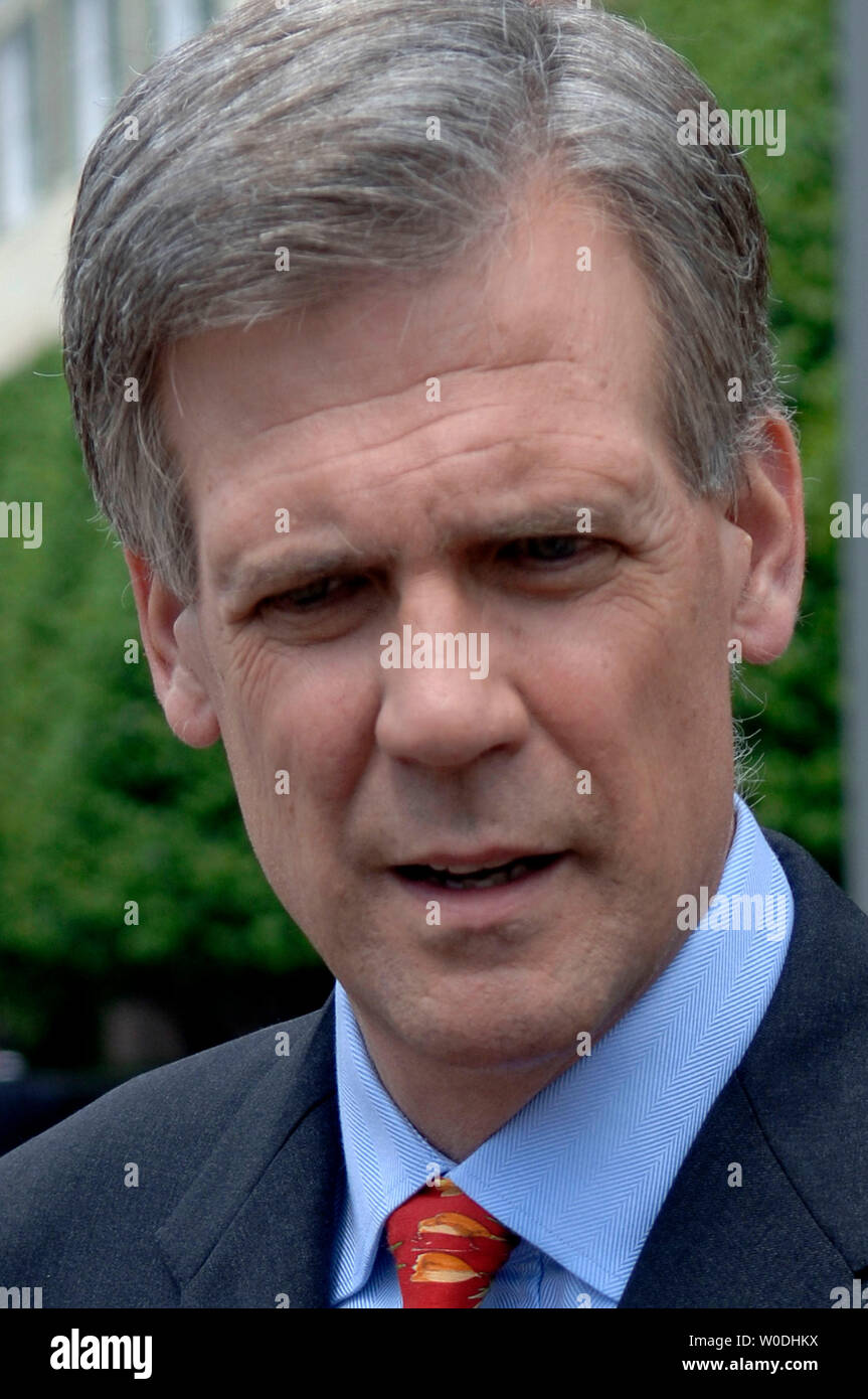 White House Press Secretary Tony Snow leaves the White House briefing ...