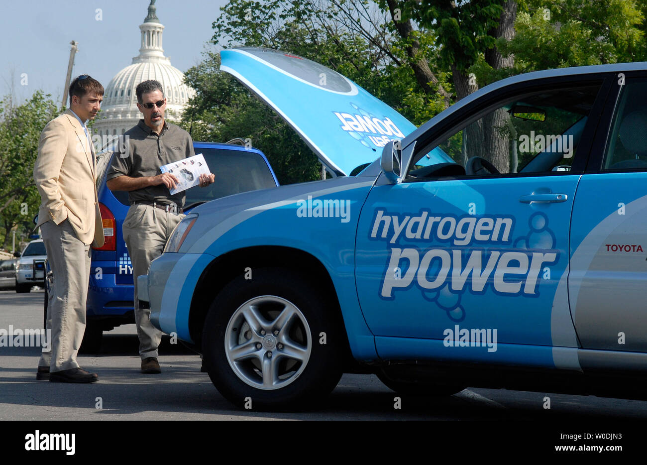 Robert Wimmer (R) of Toyota talks to Matthew Atwell about the Fuel Cell ...