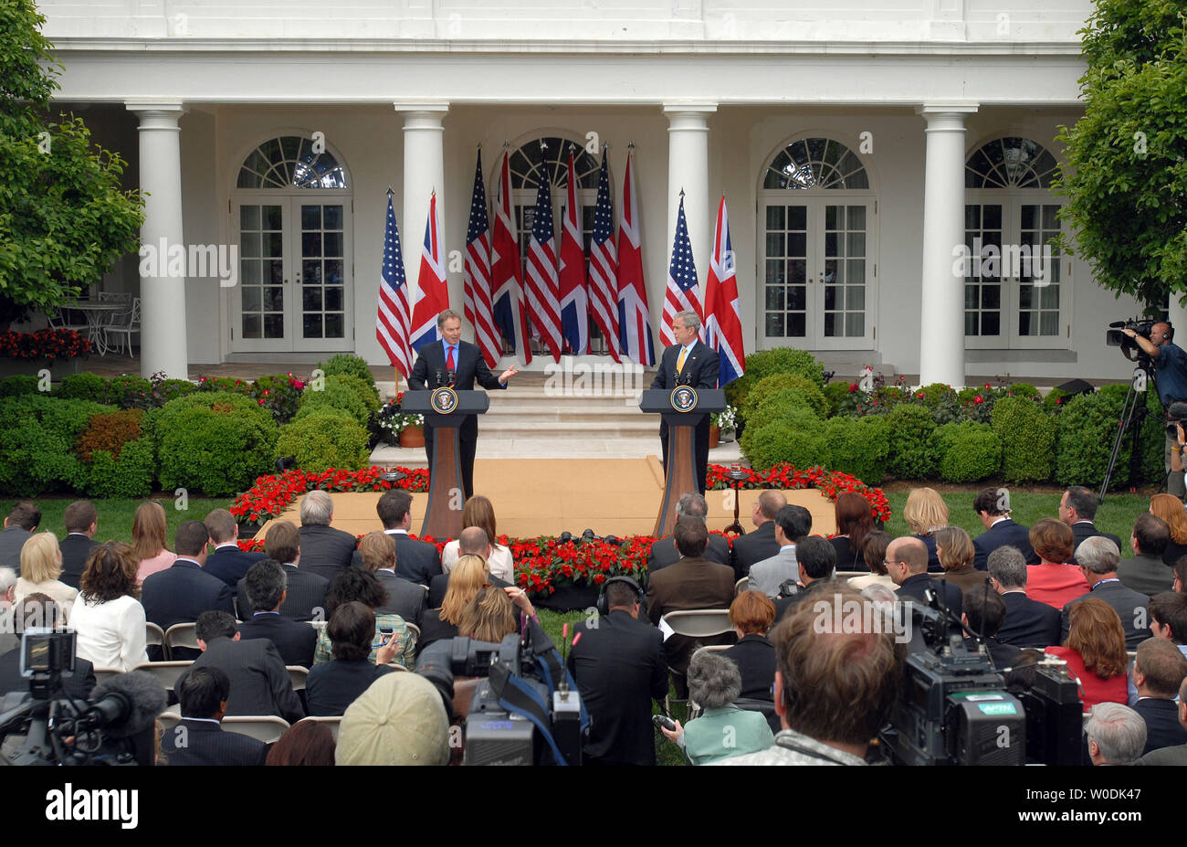 U.S. President George W. Bush (R) and outgoing British Prime Minister ...