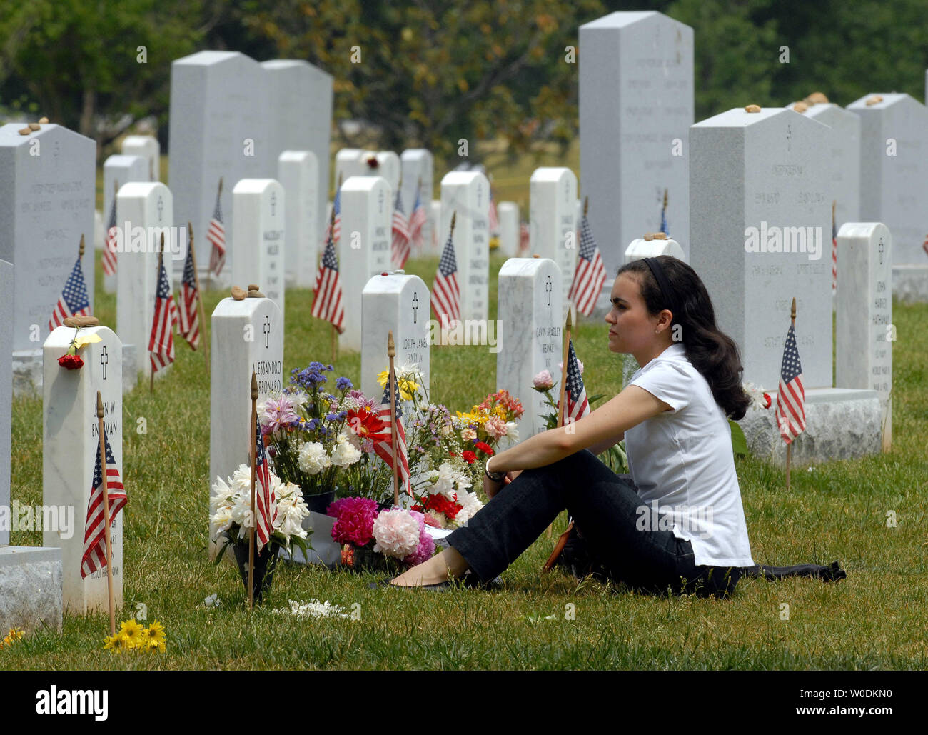 Gilda Carbonaro visits the grave of her husband, USMC Sgt. Alessandro ...