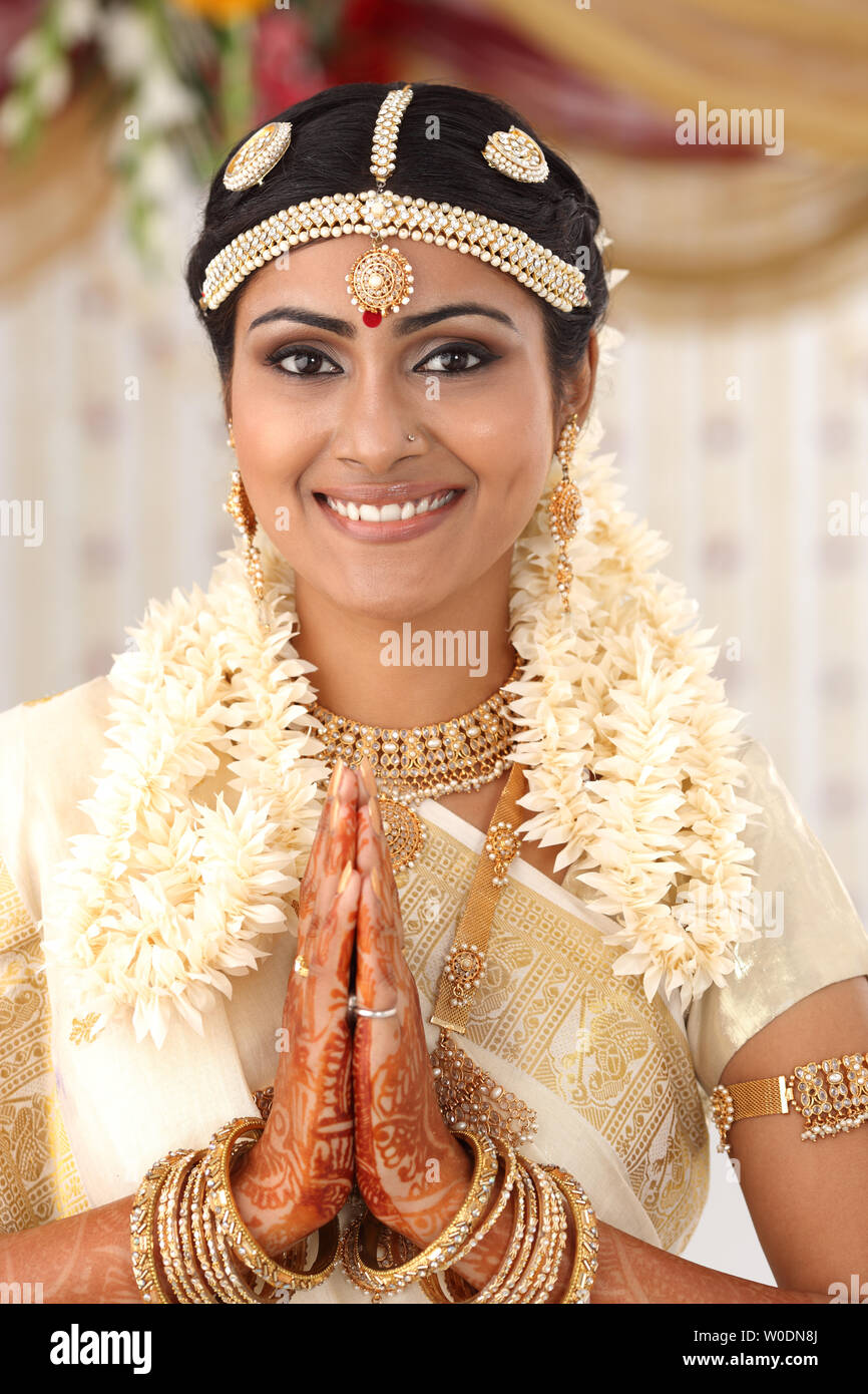 Portrait of an Indian bride welcoming with hands joined Stock Photo - Alamy