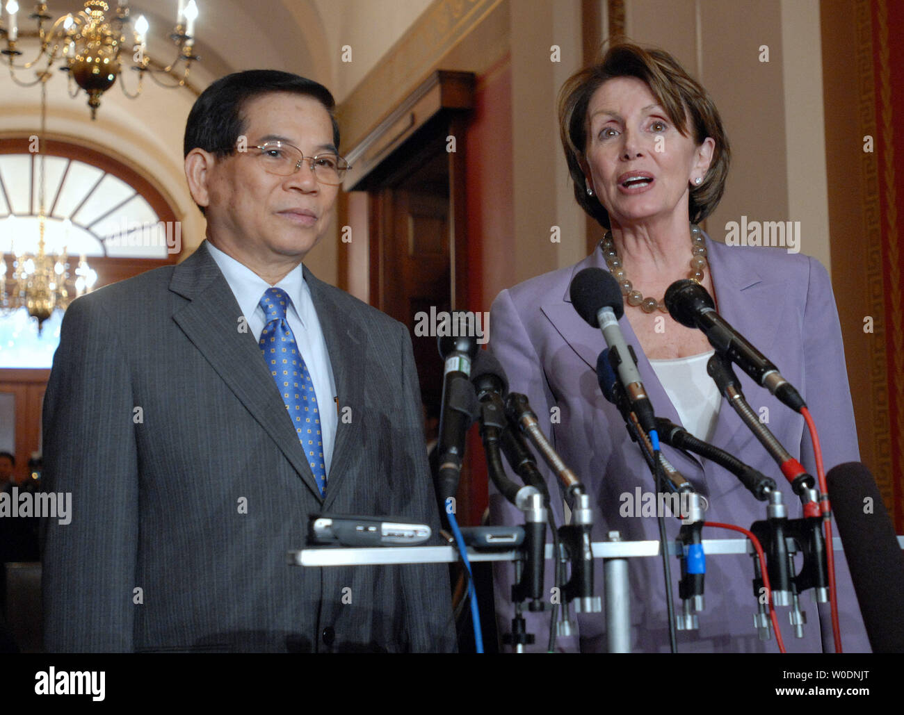 Vietnamese speaker hi-res stock photography and images - Alamy