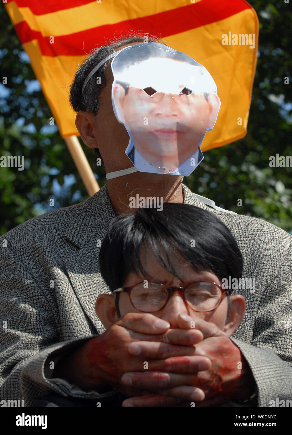 Wearing george bush mask hi-res stock photography and images - Alamy