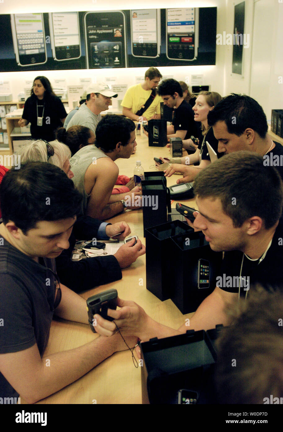 Apples sell phone hi-res stock photography and images - Alamy