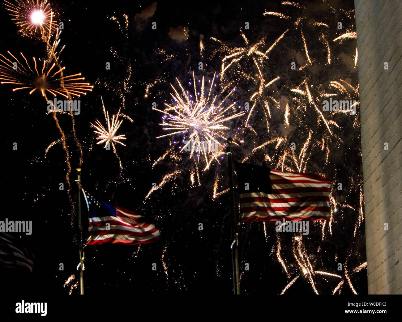 Fireworks explode over The Mall as America celebrates Independence Day ...