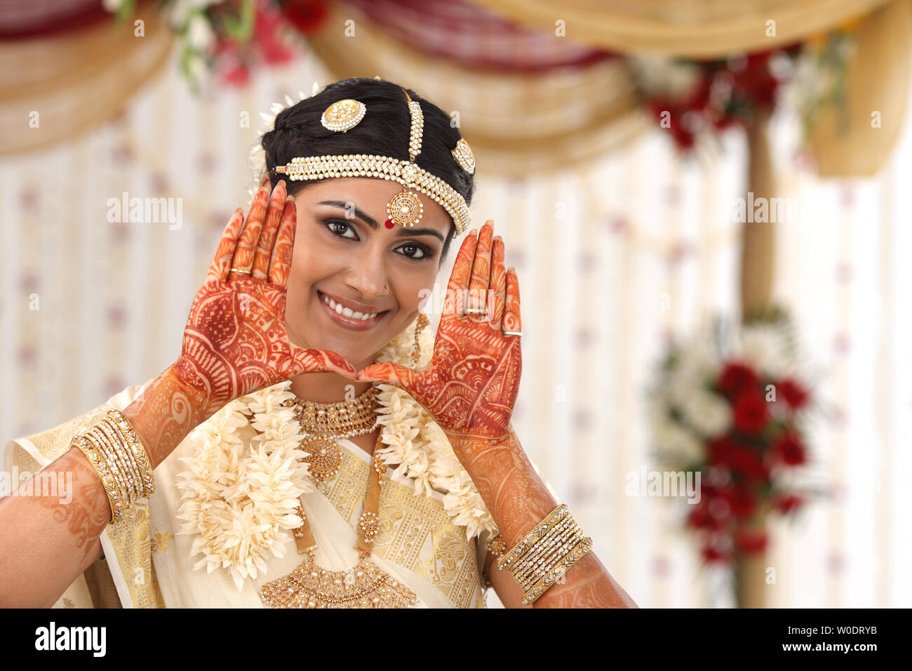 Portrait of an Indian bride making a finger frame Stock Photo - Alamy