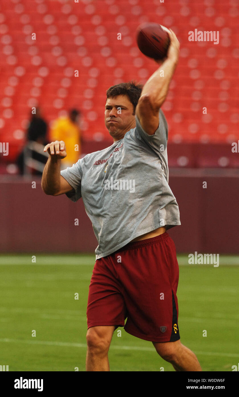 Washington Redskins quarterback Mark Brunell warms up at Fedex Field in ...