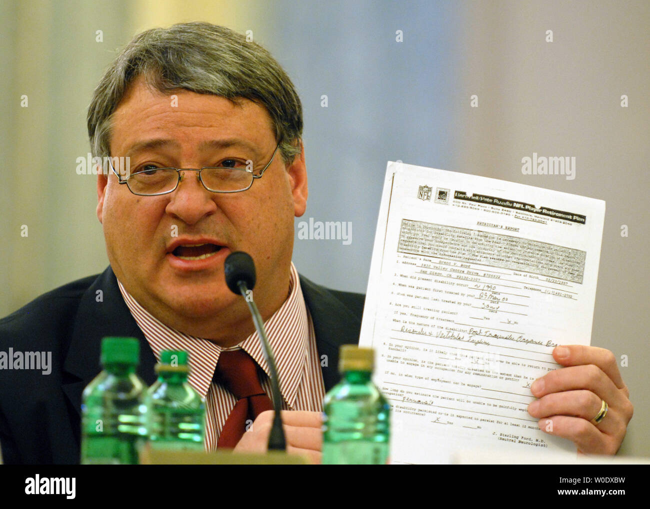 Filing a bill hi-res stock photography and images - Alamy