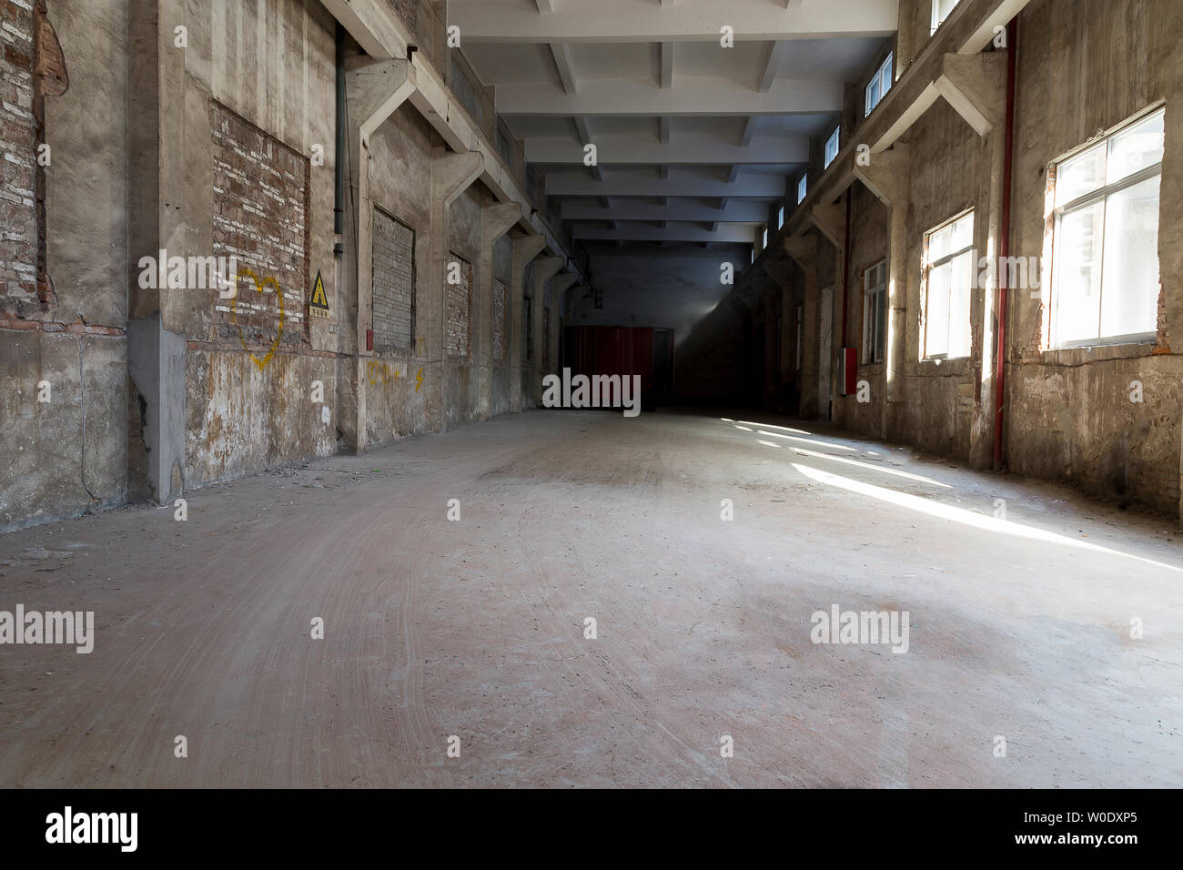 Empty square car background Stock Photo - Alamy