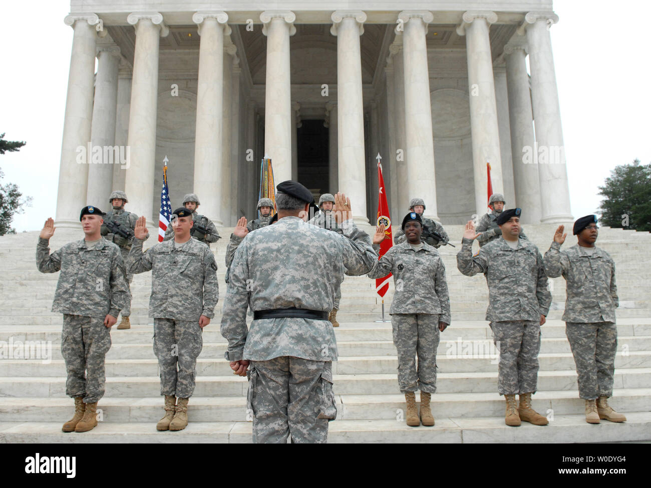 Active duty soldiers hi-res stock photography and images - Alamy