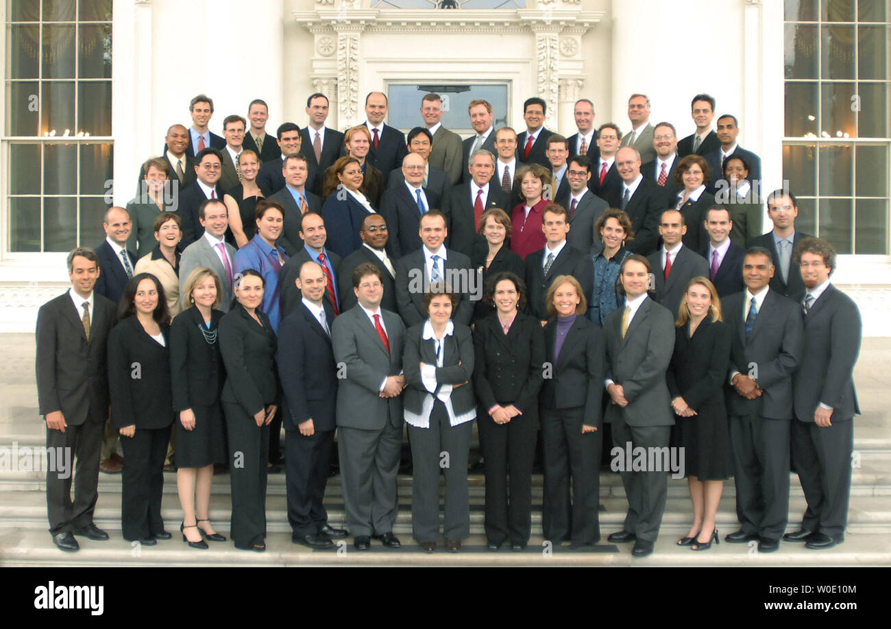U.S. President George W. Bush (C) poses for photographs with the ...