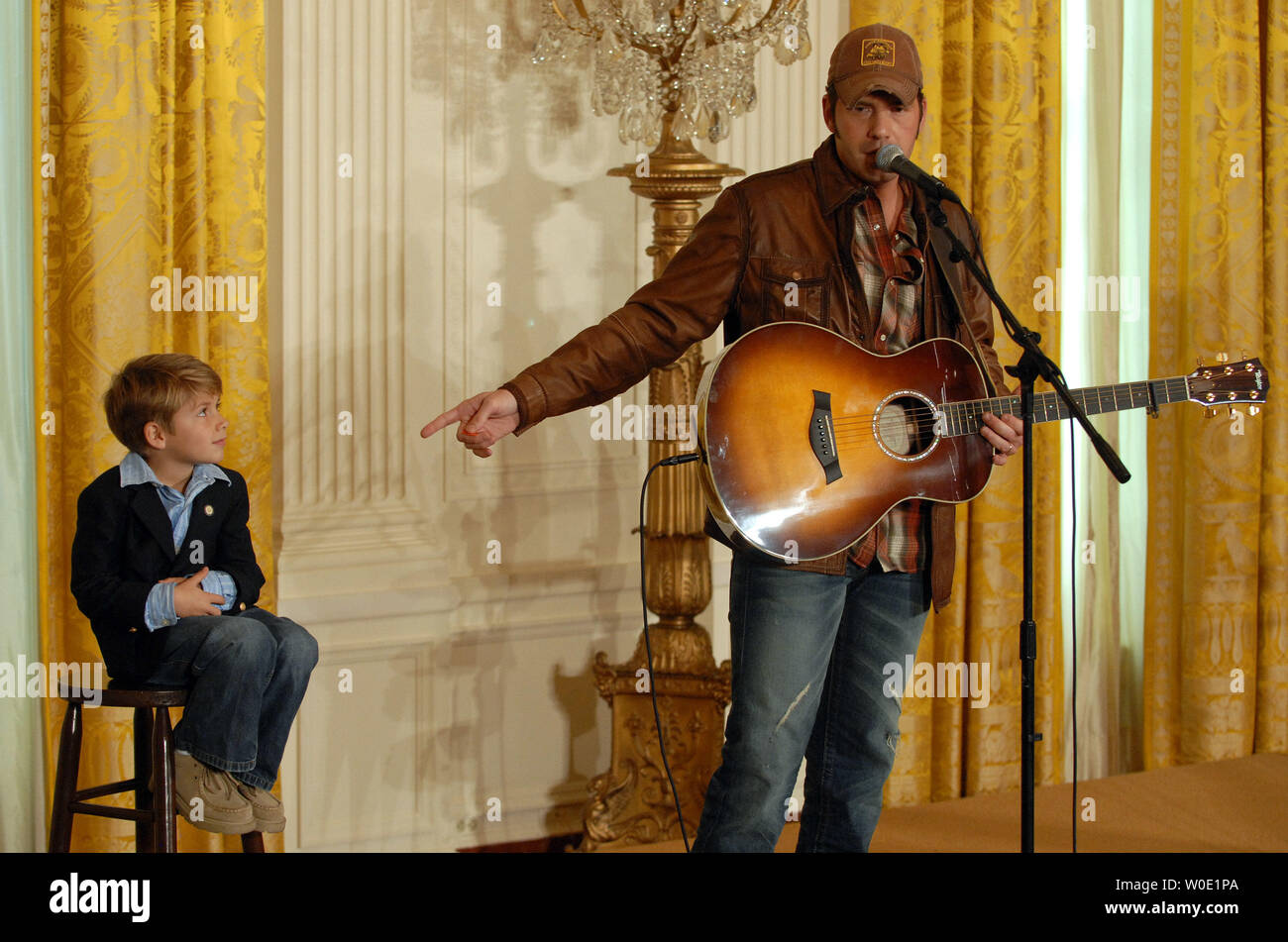Country singer Rodney Atkins acknowledges his son Elijah, 6, after ...