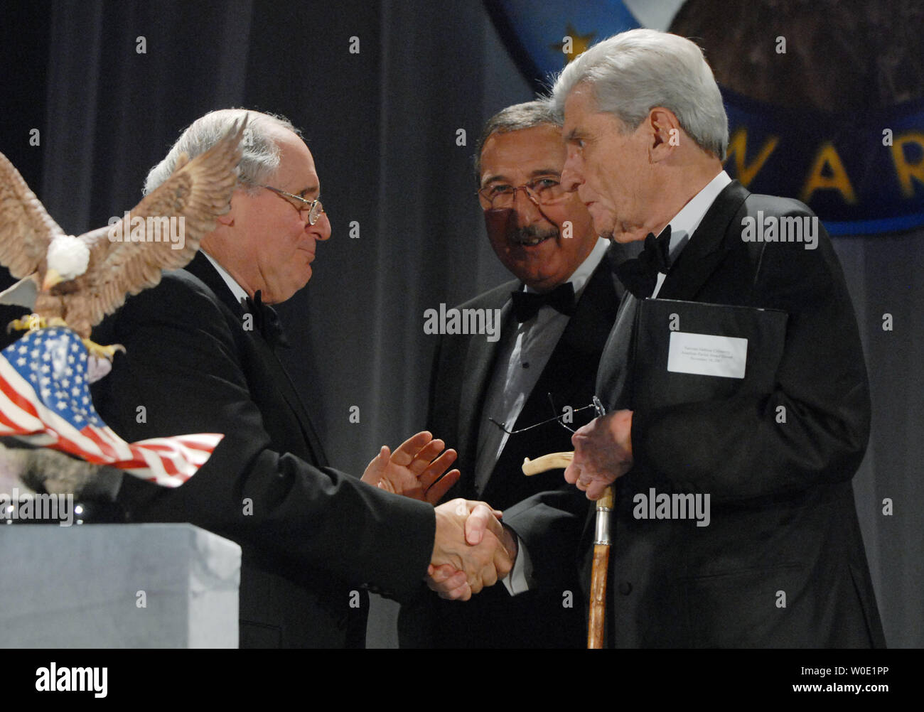 Sen. Carl Levin (D-MI) (L) shakes hands with Sen. John Warner (R-VA) (R ...