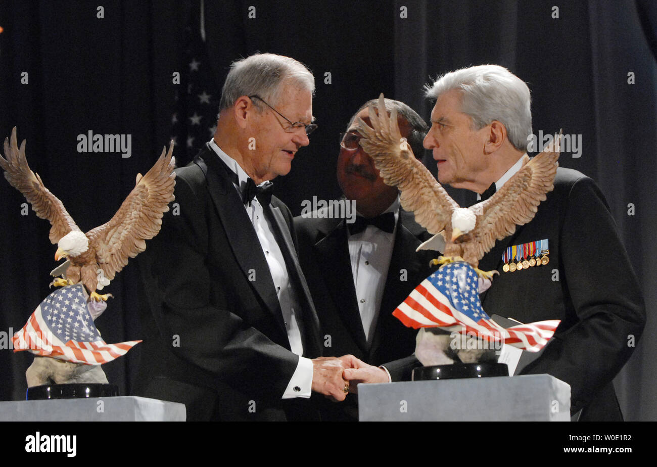 American Patriot Award recipients Sen. John Warner (R-VA) (R) and Rep ...