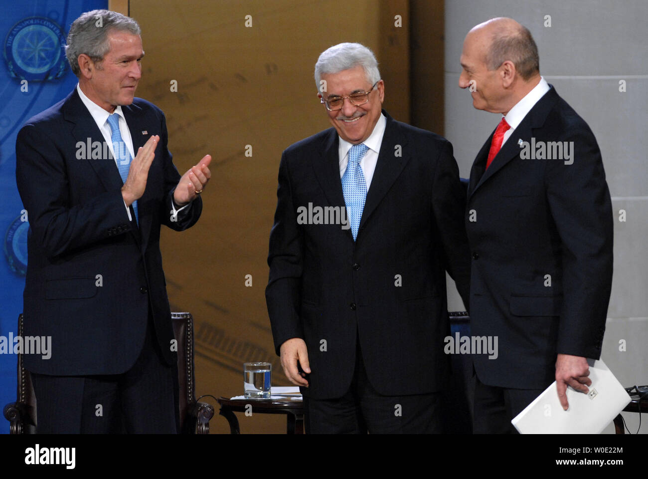 U.S. President George W. Bush (L), Israeli Prime Minister Ehud Olmert ...