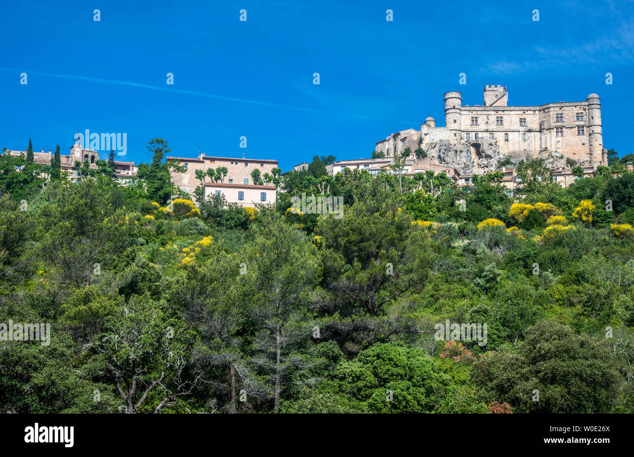 France, Vaucluse, perched village of Barroux and its fortified castle ...