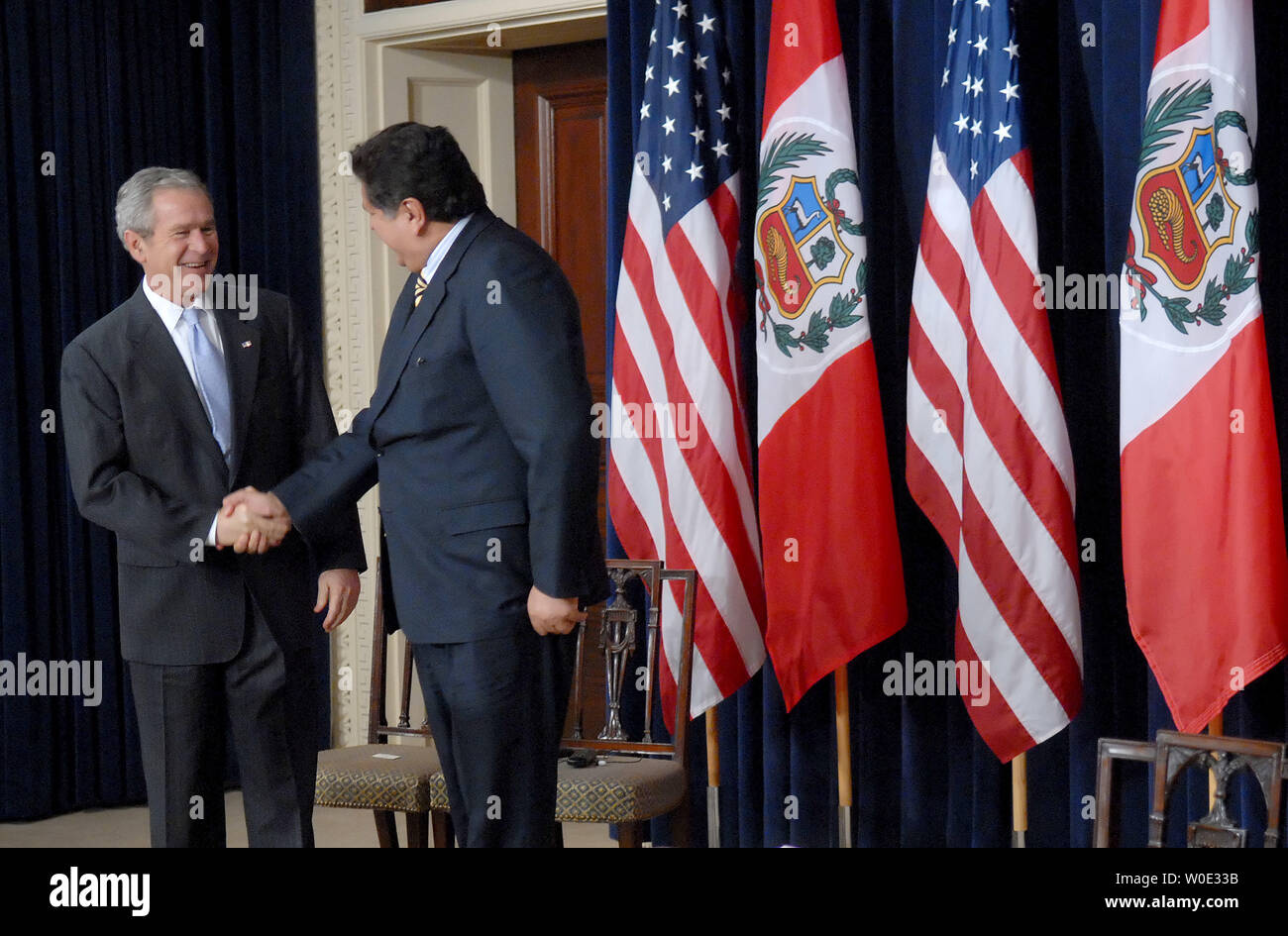 U.S. President George W. Bush (L) and the President of Peru Alan Garcia ...