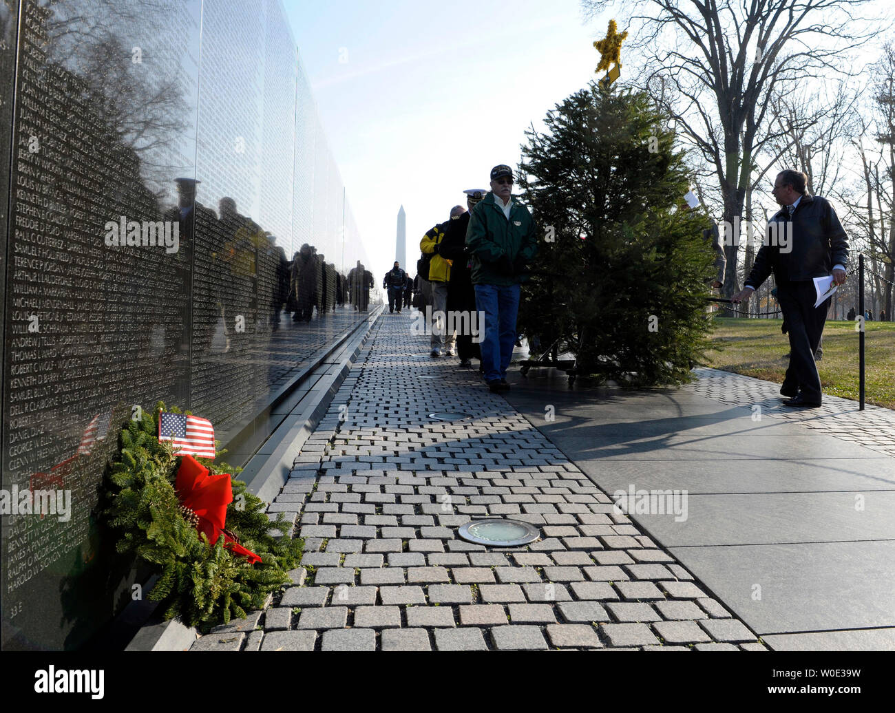 Volunteers arrive at the Vietnam Veterans Memorial with a Christmas ...