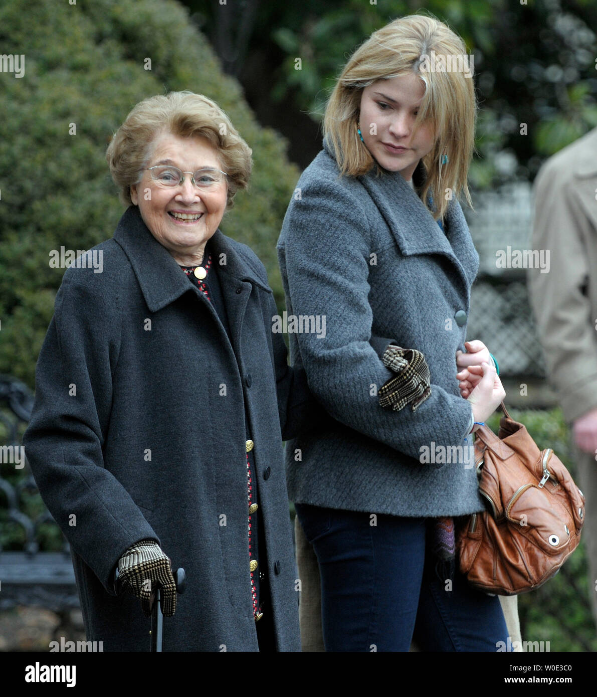 First Lady Laura Bush's mother Jenna Welch (L) and daughter Jenna Bush ...